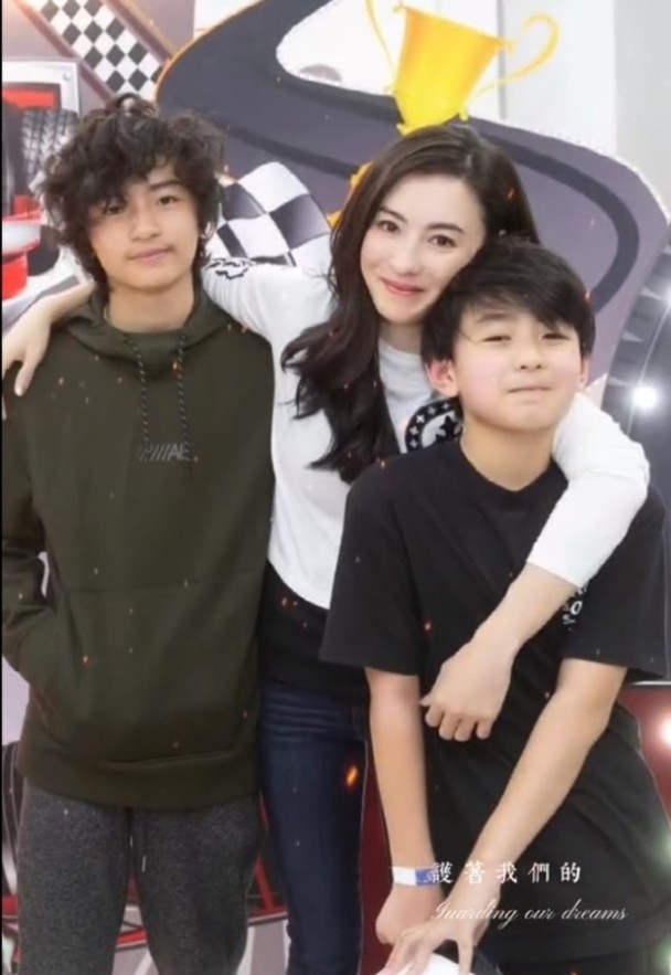 Cecilia Cheung accompanies his father Zhang Renyong to celebrate the ...