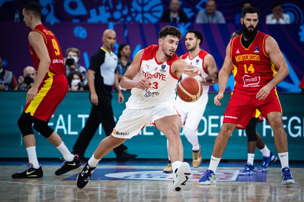 With 12 points and 6 rebounds, Shen Jing's key defense and assists ...