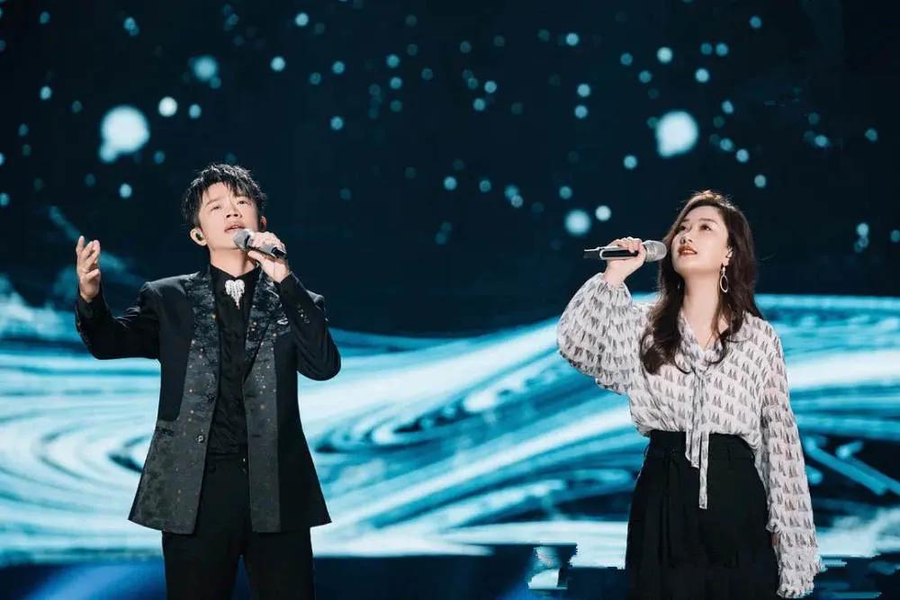 Before: Who is this guy? I can also sing with Linghua. Now: Well, Zeng Yi, I blamed you wrong ...