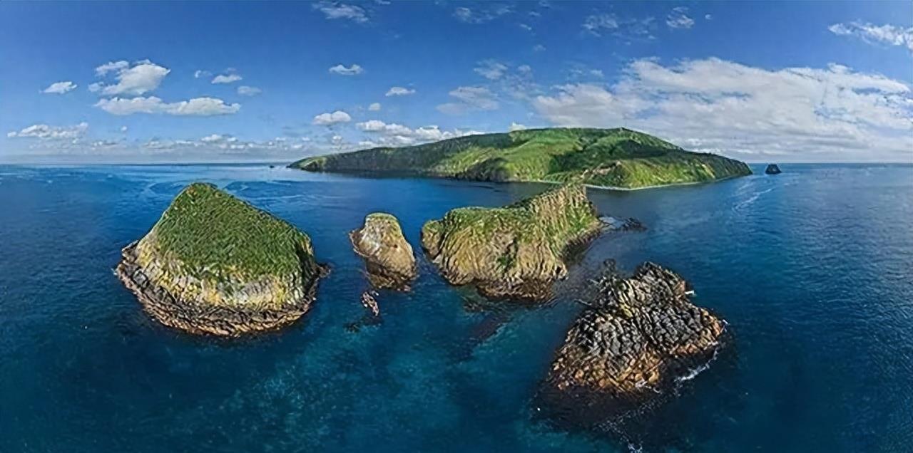 The geographical location of the four northern islands, mainland China ...