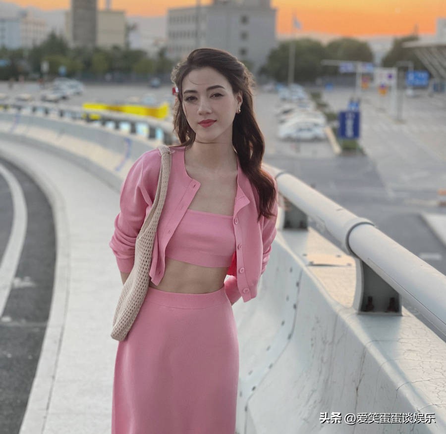 "Daji" Naran, a Chinese-Russian mixed-race film, wears a pink suit and ...