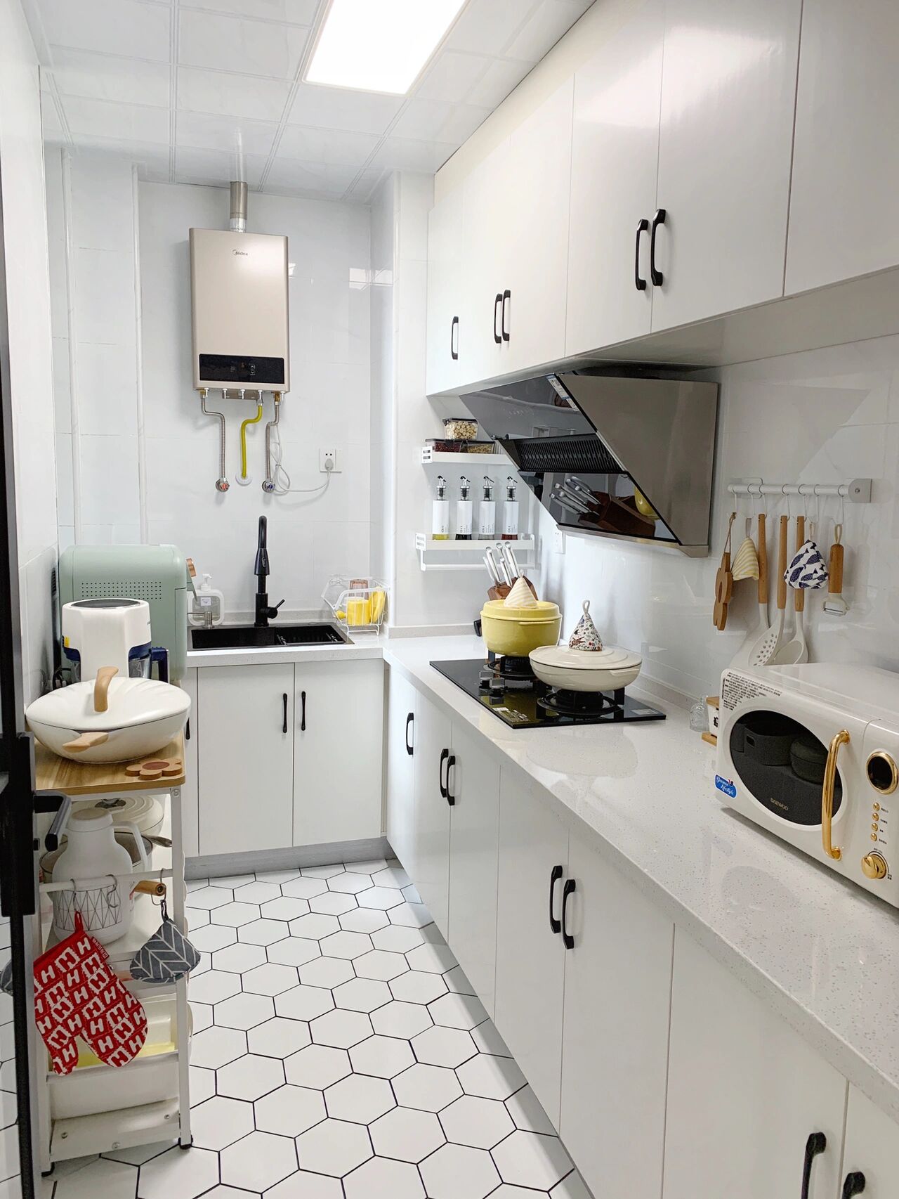 Her kitchen is only 4 square meters, but the storage is well-organized ...