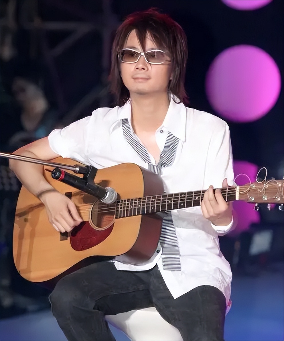 Zhan Wenting and Zhang Yuan, the former lead singer of the Feier ...