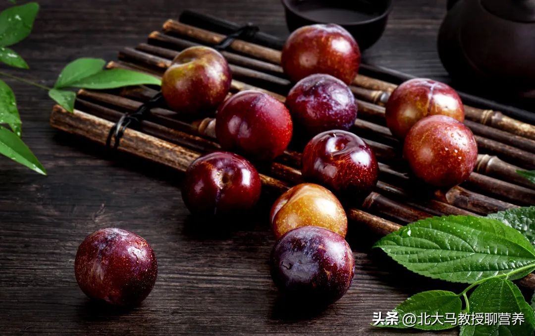 It is rumored that "the dead are buried under the plum tree", is eating ...