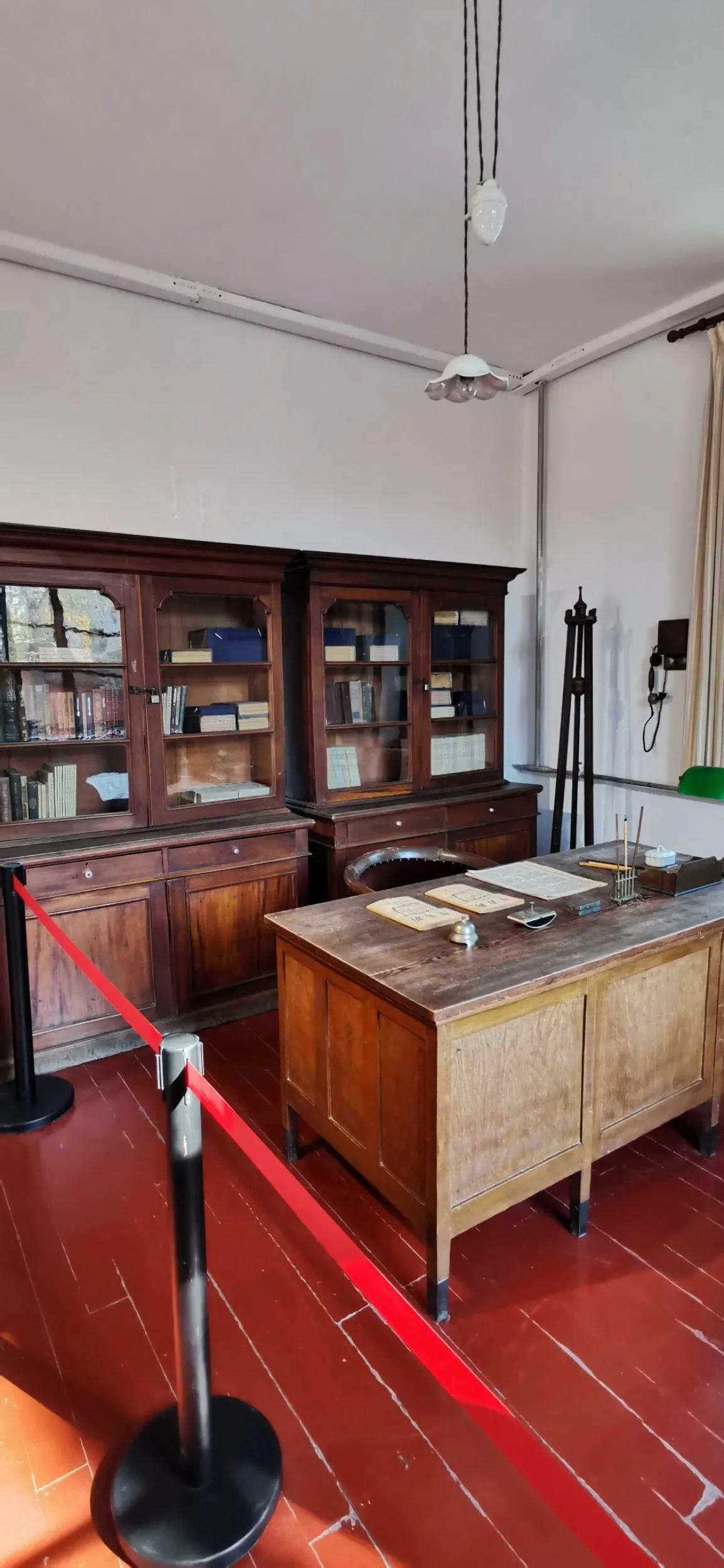 Approaching the Red House of Peking University (original) - iNEWS