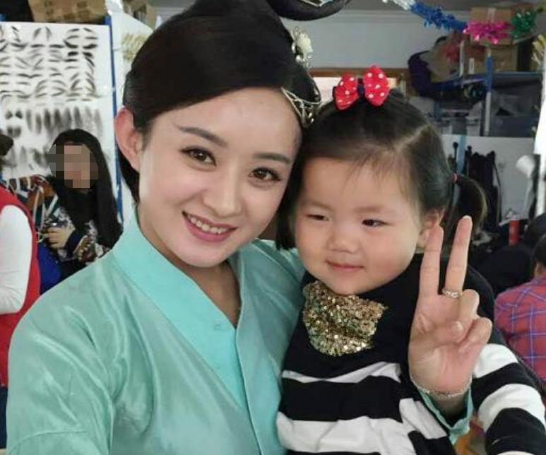 Zhao Liying rarely brings her 4-year-old son! Dress up pink and tender ...