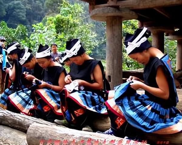 How open are the Baiku Yao people? The sides of women's clothing are ...