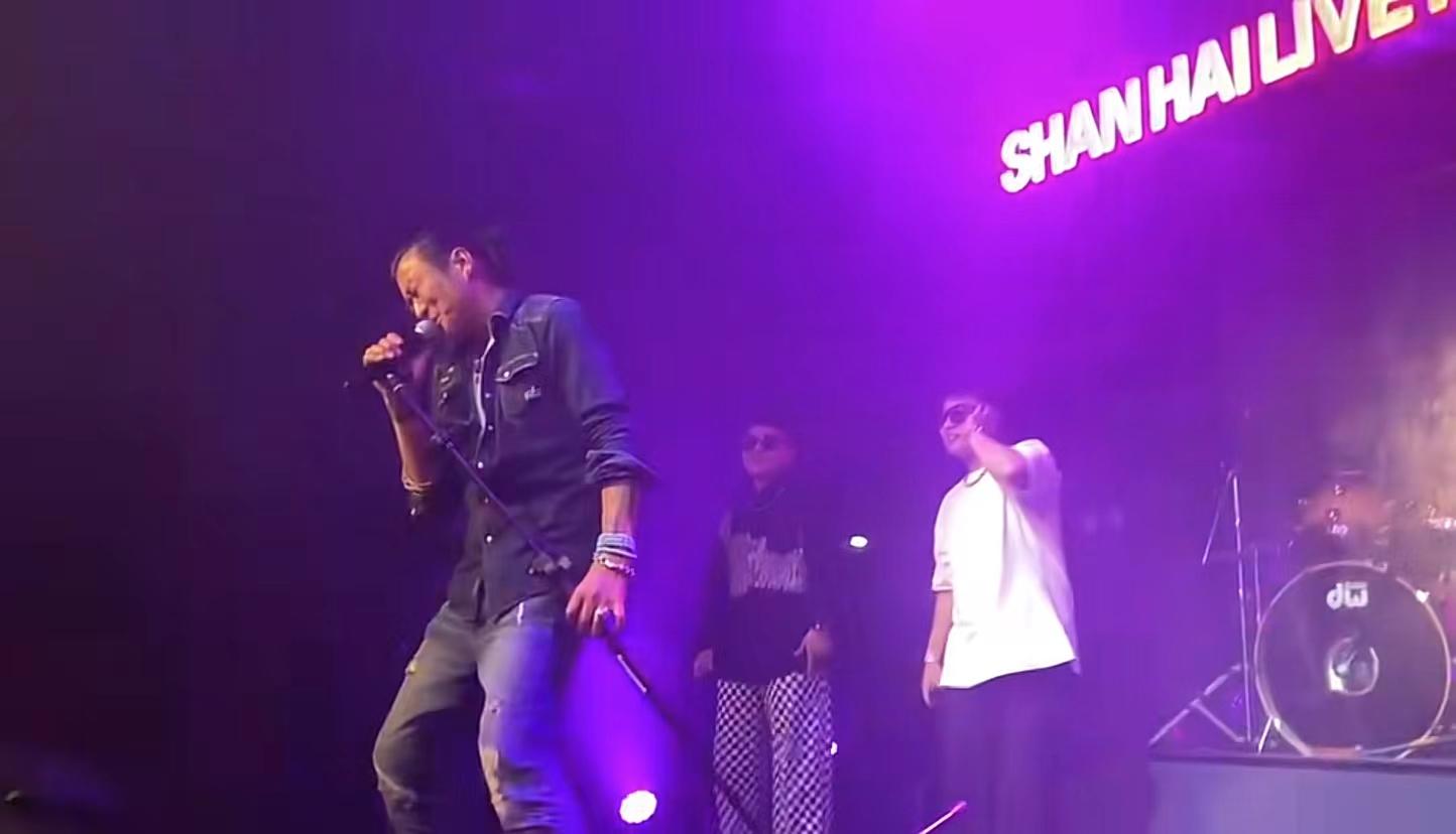 The 58-year-old Sun Xing's bar performance is too crazy - iNEWS