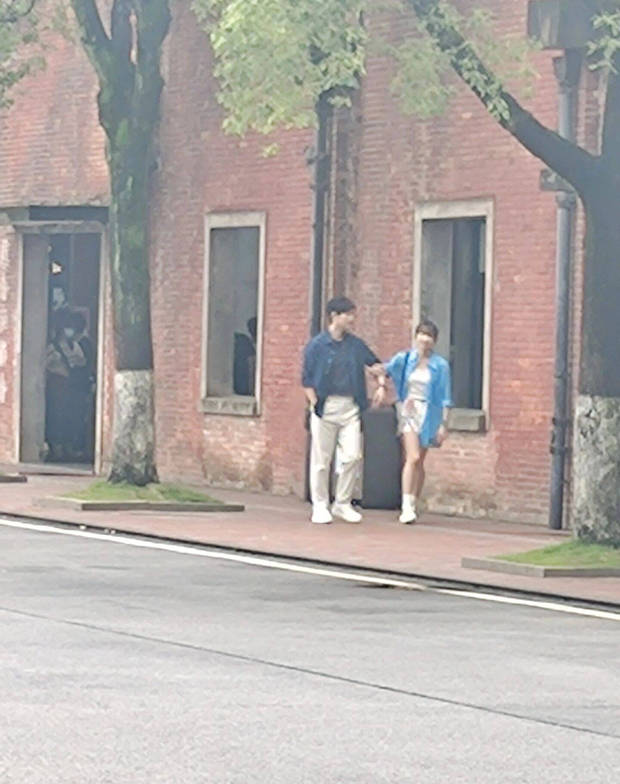 Song Qian and Zhou Yumin were filming and were met by netizens in the ...