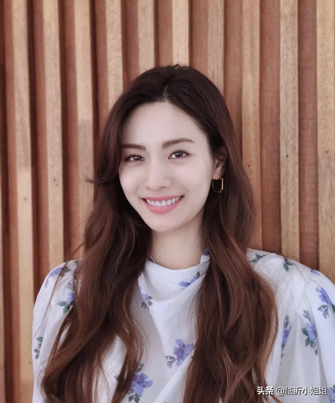 Lin Zhenna, a glamorous and glamorous beauty born as a model, with both ...