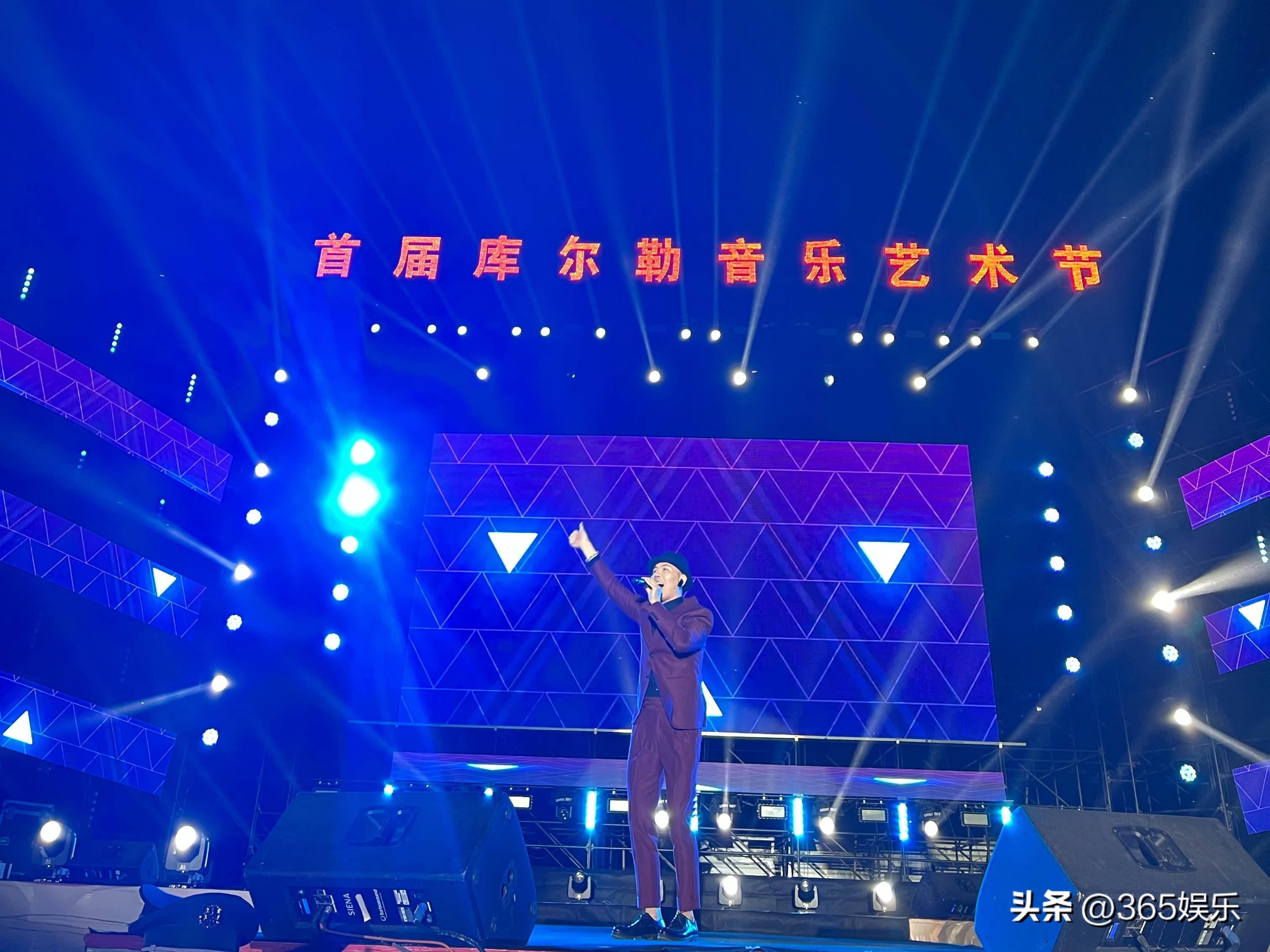 Singer Nie Linfeng sang passionately at Xinjiang Korla Music Festival ...