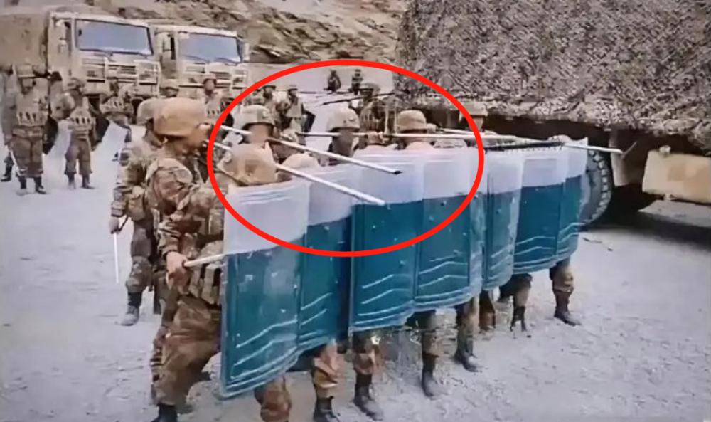 Plateau soldiers of the People's Liberation Army sharpen steel pipes ...