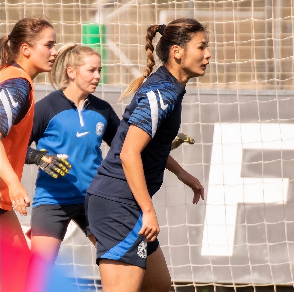 1-0! Tu Linli shot the world wave from a long distance, but missed the ...