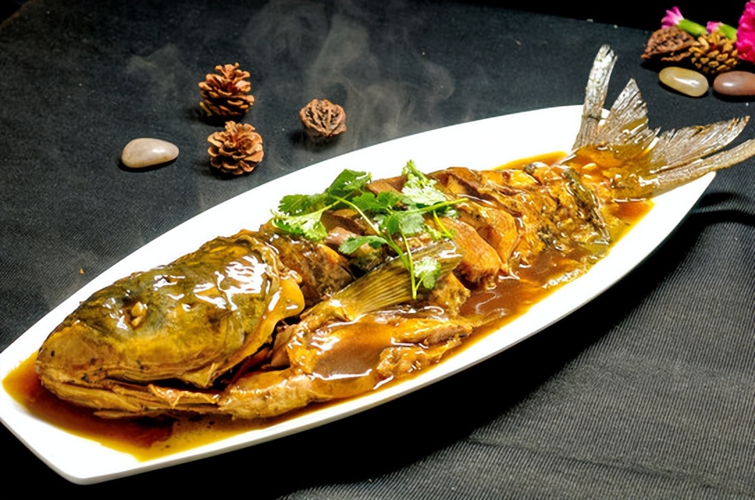Xinjiang big head fish, giant panda in the water, almost eaten up - iNEWS