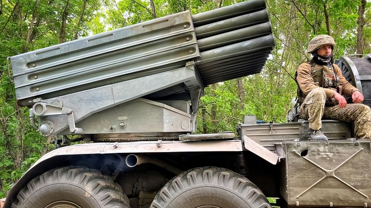 There are also heroes in the Russian army!Resist the siege with all ...