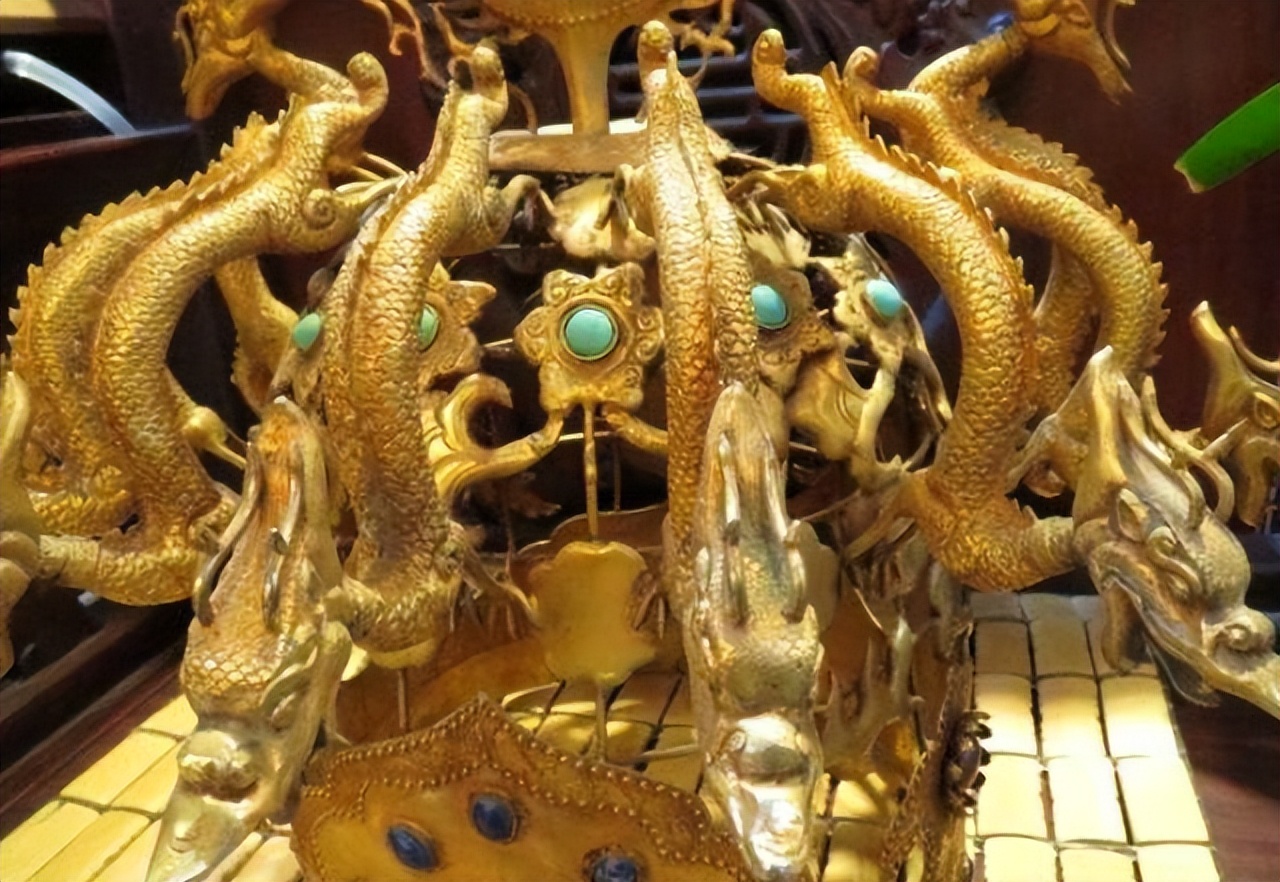 The "Golden Crown of Emperor Muzong of the Ming Dynasty" appeared on ...