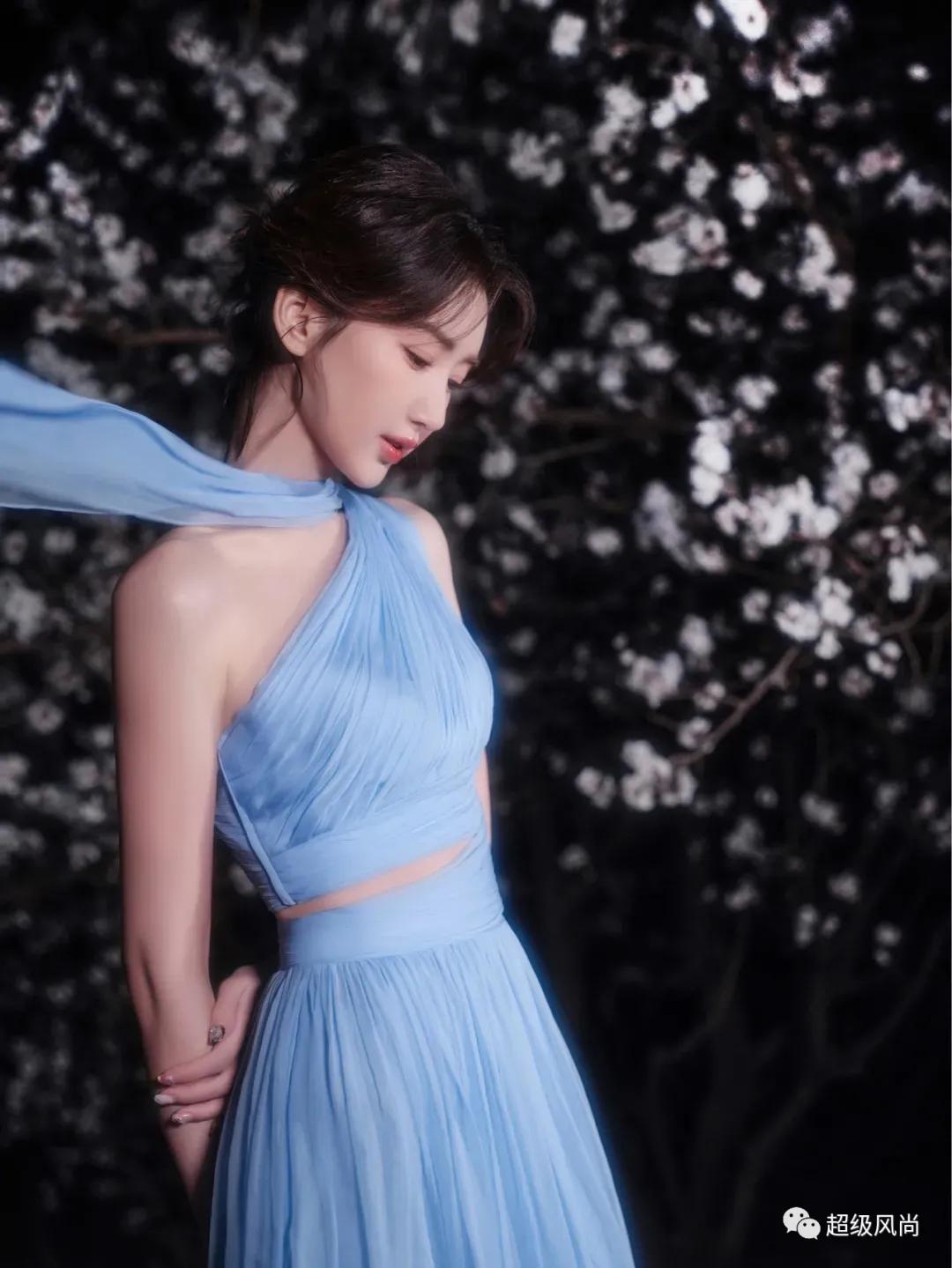 Mao Xiaotong's elegant and intellectual blue dress - iNEWS