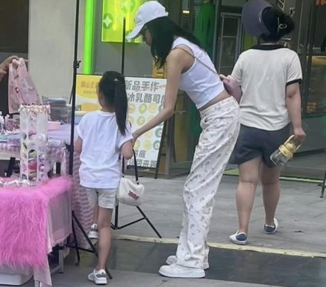 Sun Yi wears a umbilical dress and takes her baby shopping. Her 6-year ...