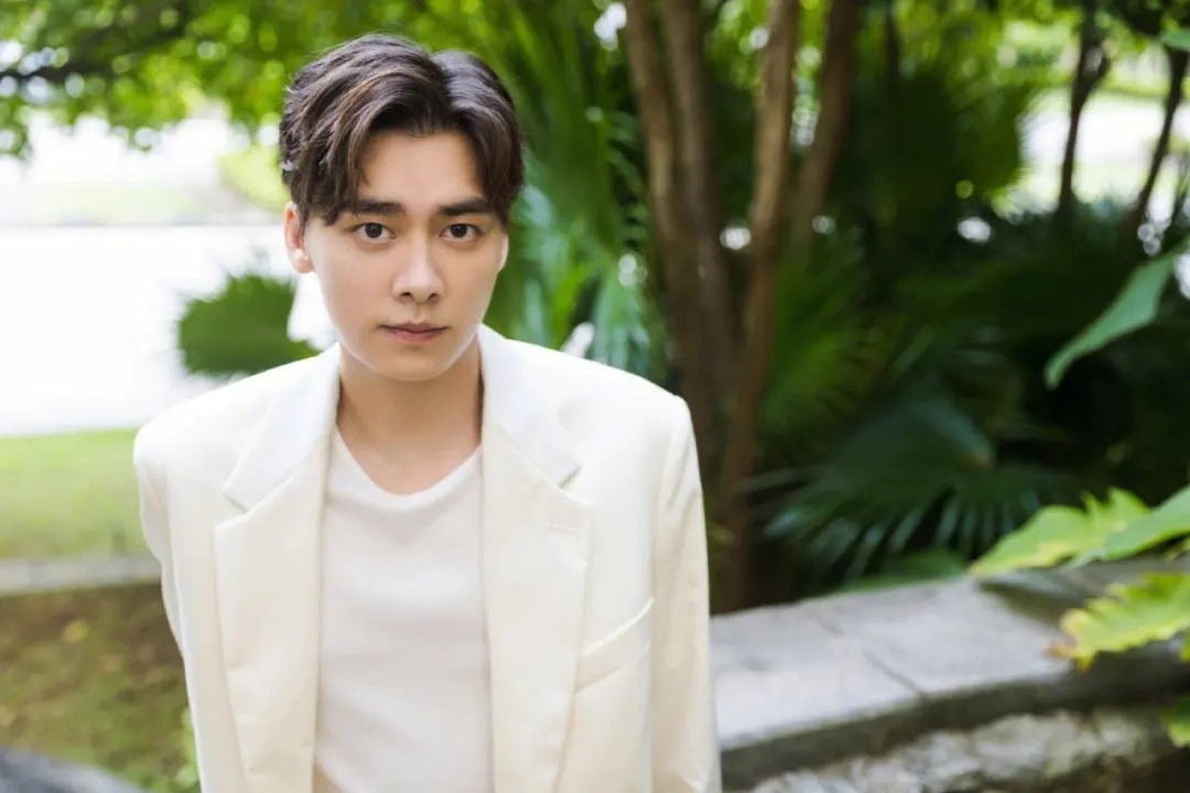 Li Yifeng and Yang Mi kiss scene, who noticed Li Yifeng's hand ...