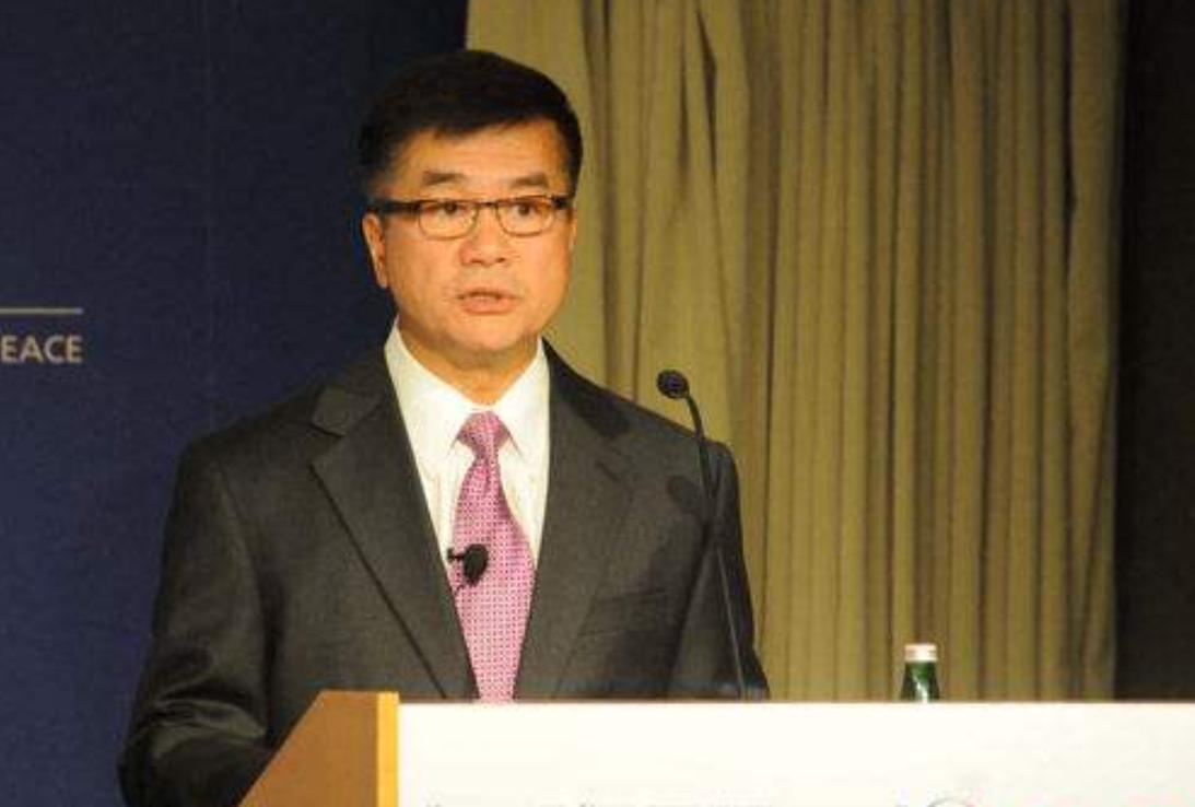 Gary Locke, the first Chinese-American governor of the United States ...