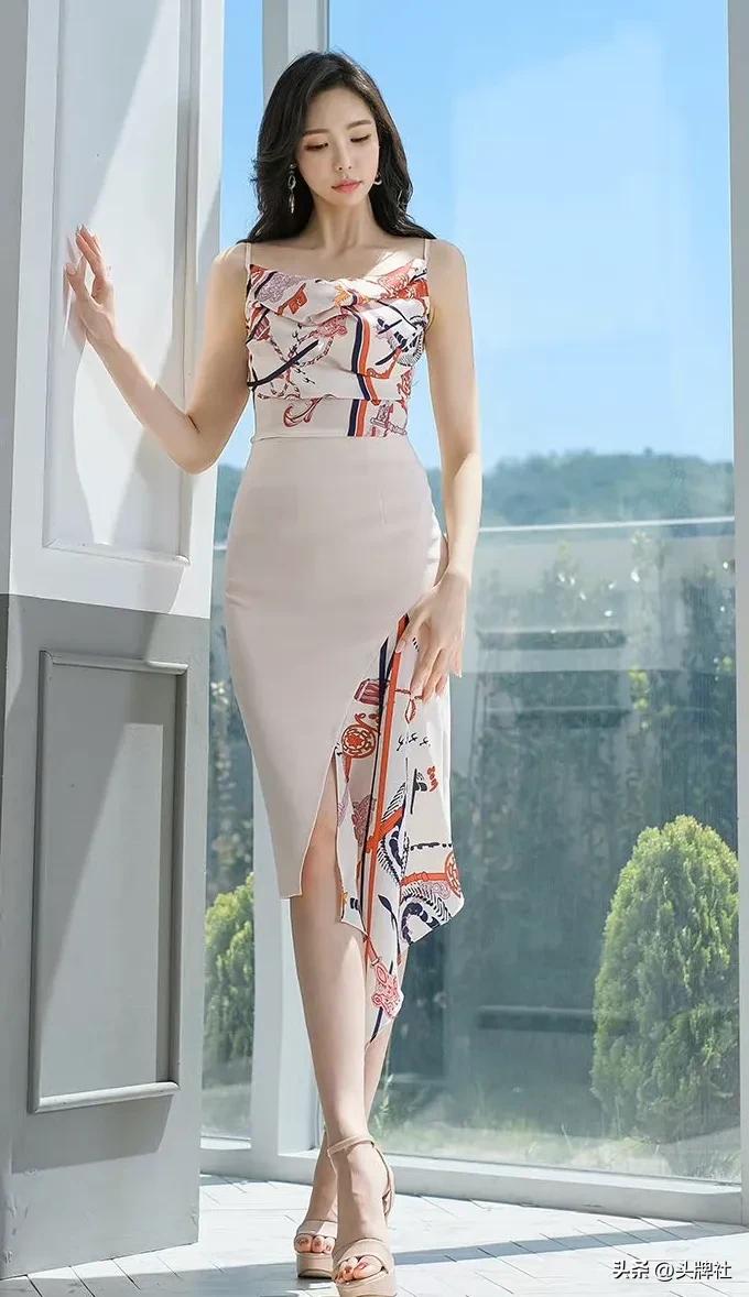 The goddess Sun Yunzhu wears a printed chiffon waist bag hip dress, fresh and refined, elegant ...