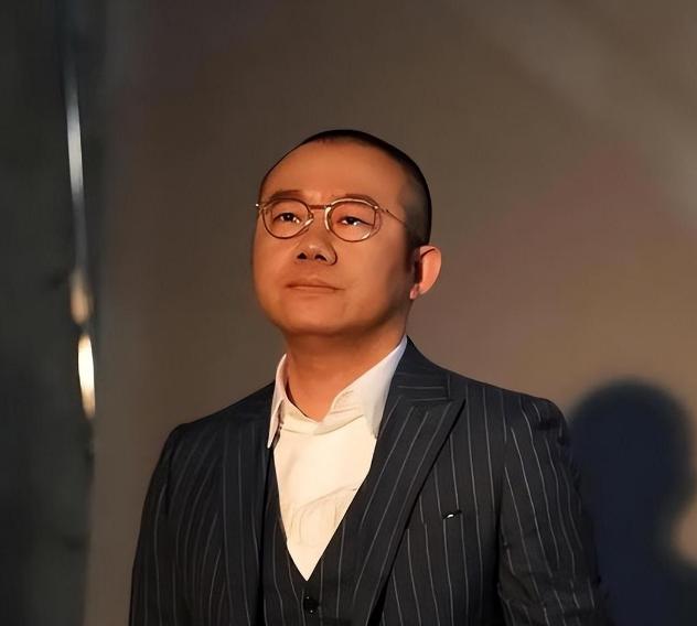 Tu Lei, who is one thing in front of others and another behind his back ...