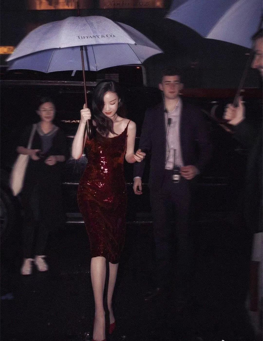 Beautiful, self-aware, confident female star - iNEWS