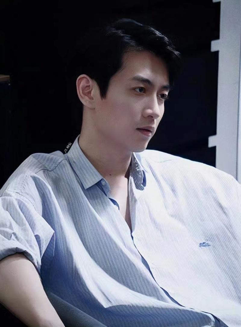 The female college student holding gold bricks is the young actor in ...