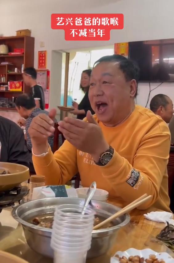 Zhang Yixing's father is very low-key, eating with friends in a fast ...