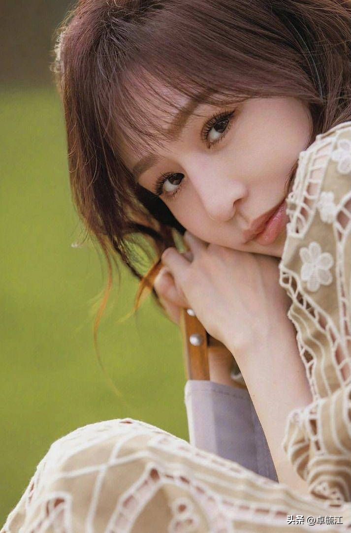 Wang Xinling wears sweet outfits and shows off her smooth legs, turning ...