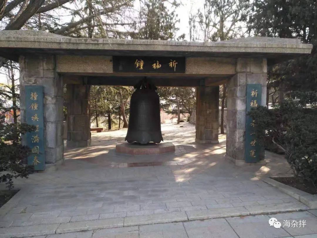 The ancient bell in Dalian Labor Park - iNEWS