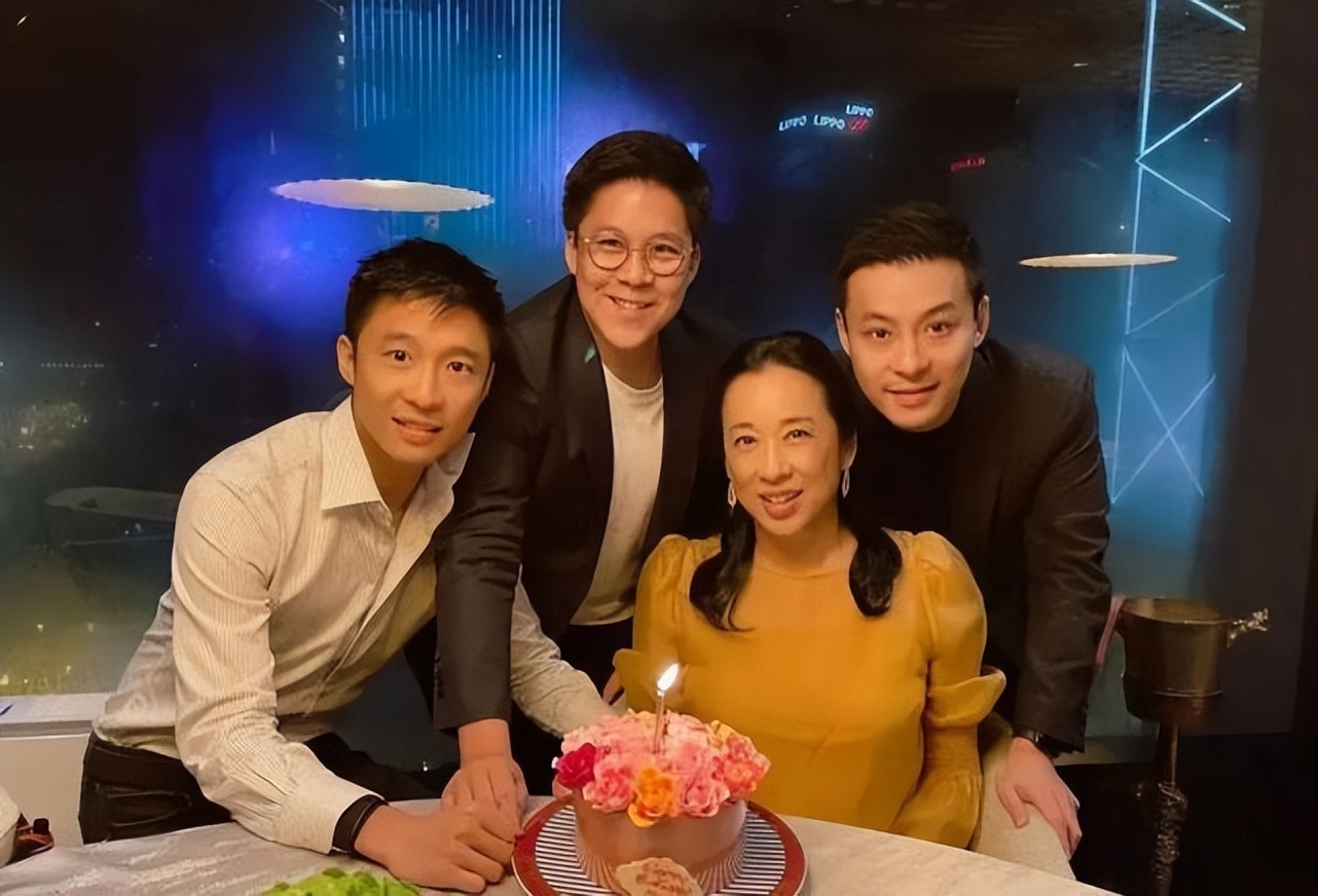 The three brothers Huo Qigang accompany their mother on their birthday ...