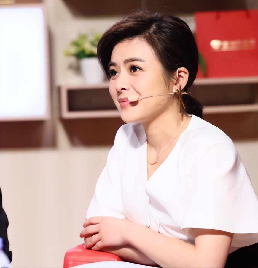 Host Chen Chen: After breaking up with his first love, he turned around ...