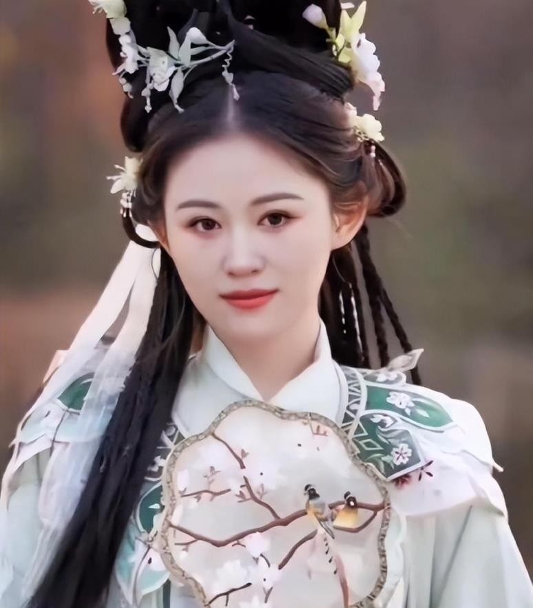 Chen Meng wore a cheongsam to take a pregnancy photo, and she gained a ...