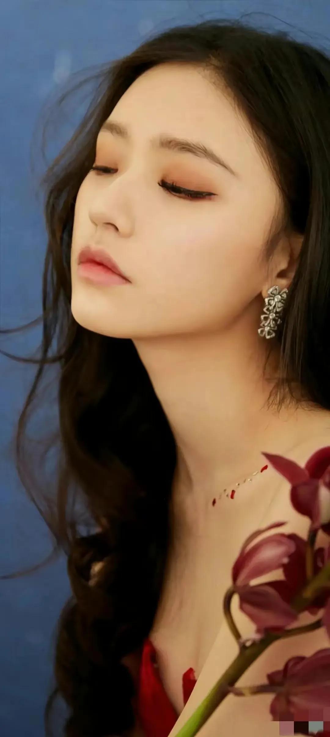 Fresh and beautiful mermaid Lin Yun - iNEWS