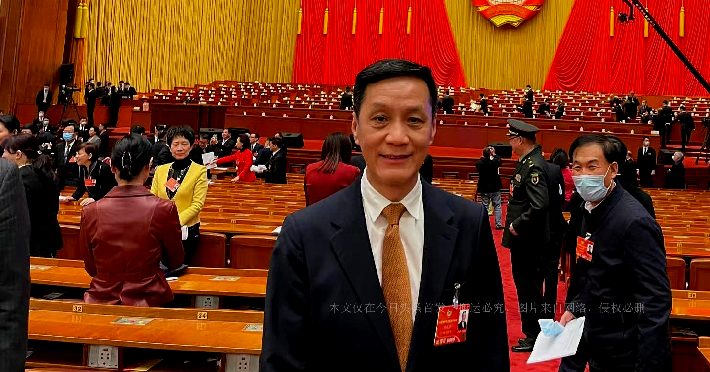 Zhang Guangbei rarely showed up, Zhang Kaili's leather pants were eye ...