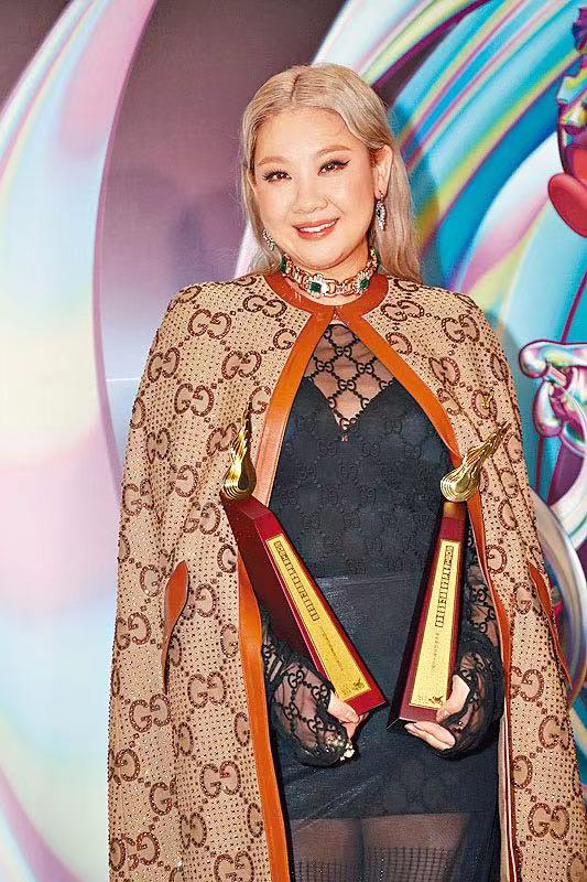 Zheng Xinyi, who must show her mom, won the first female singer gold ...