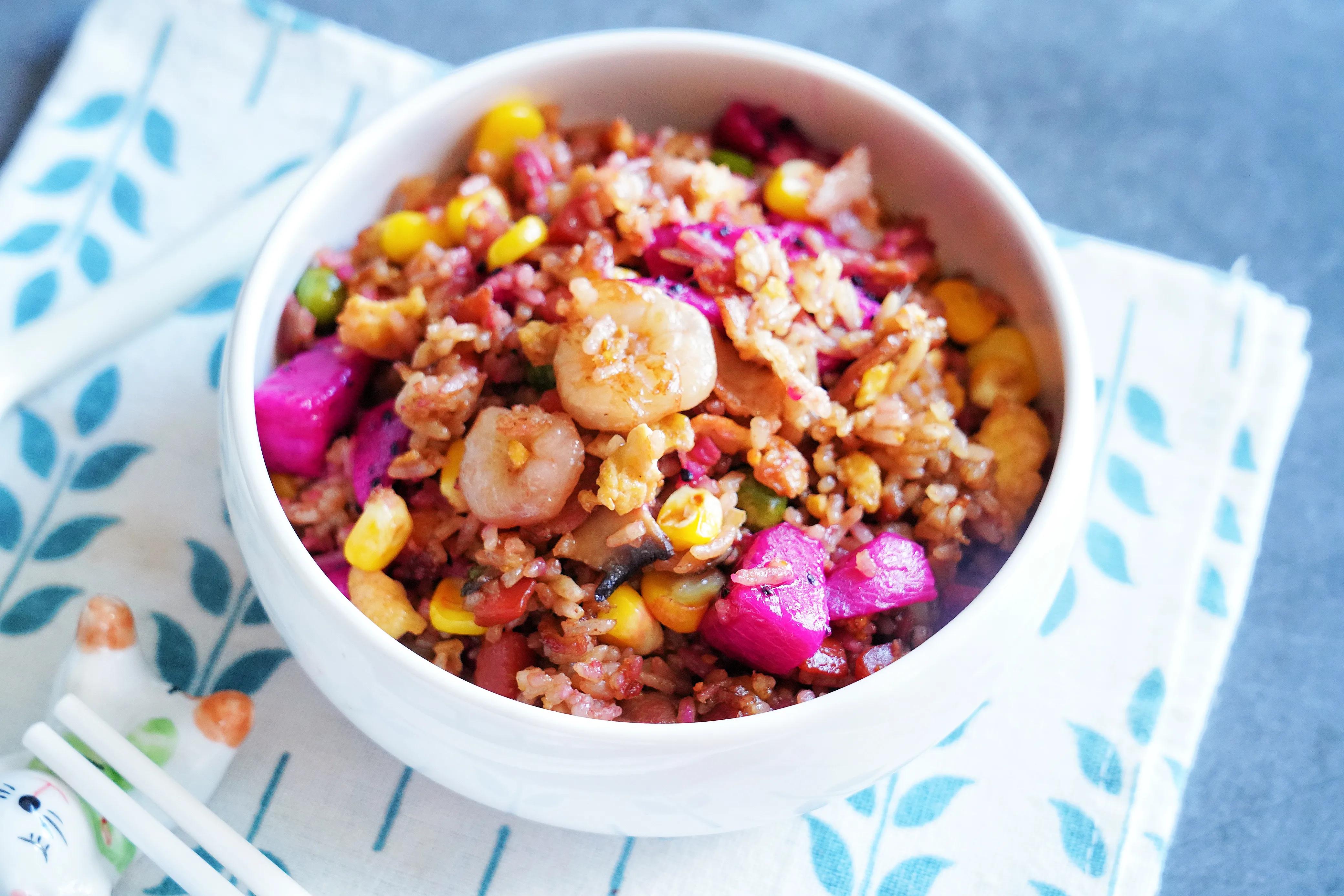 Summer appetizer tropical style fried rice, the rice is plump, sweet ...