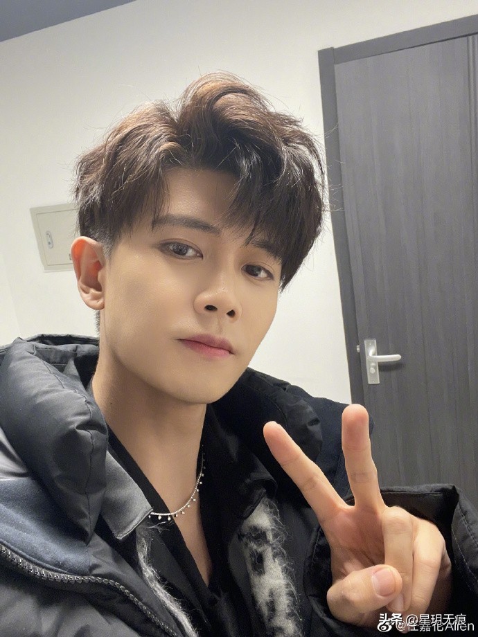 Ren Jialun took a selfie with Jiugongge to celebrate his birthday ...