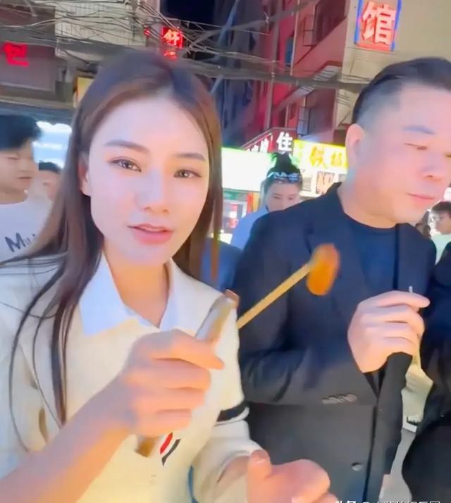 Wang Xiaofei took Ma Xiaomei to check in at Kunming Food Street and had ...