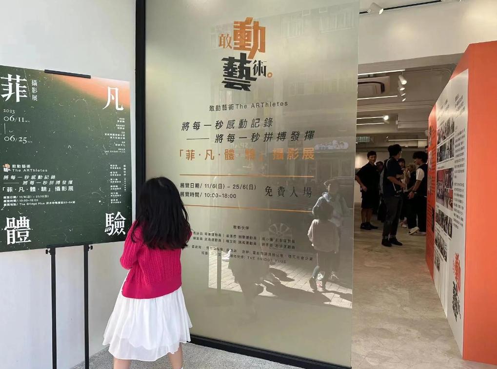 Guo Jingjing squats to take a selfie for her family! 4-year-old Huo ...
