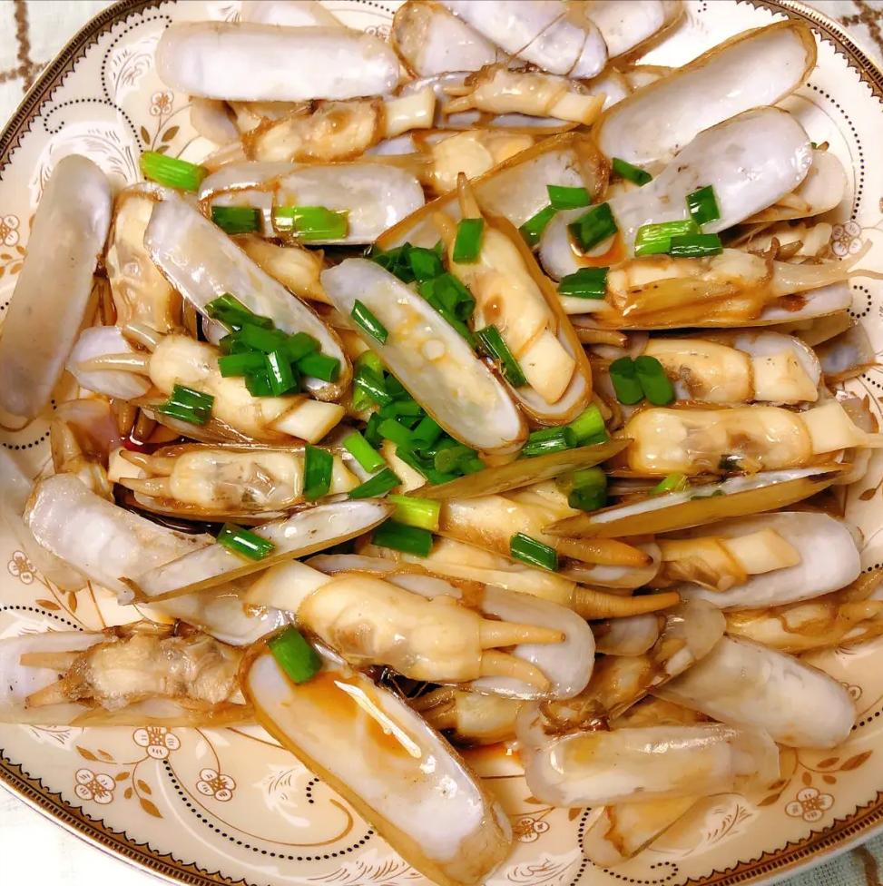The method of razor clams is tender and juicy. Home-cooked seafood is ...