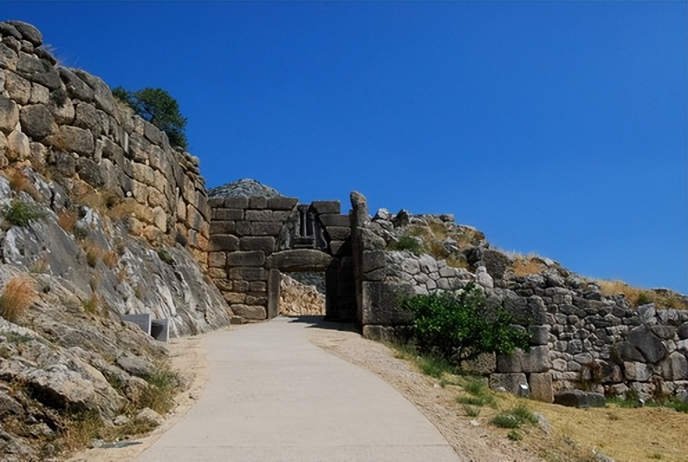 What are the characteristics of bronze tombs in ancient Greece?What ...