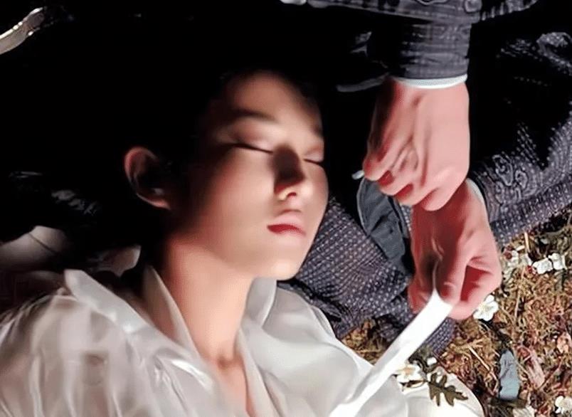 Has Xiao Longnu lost her virginity? After Yin Zhiping left, you can tell by what she was wearing ...