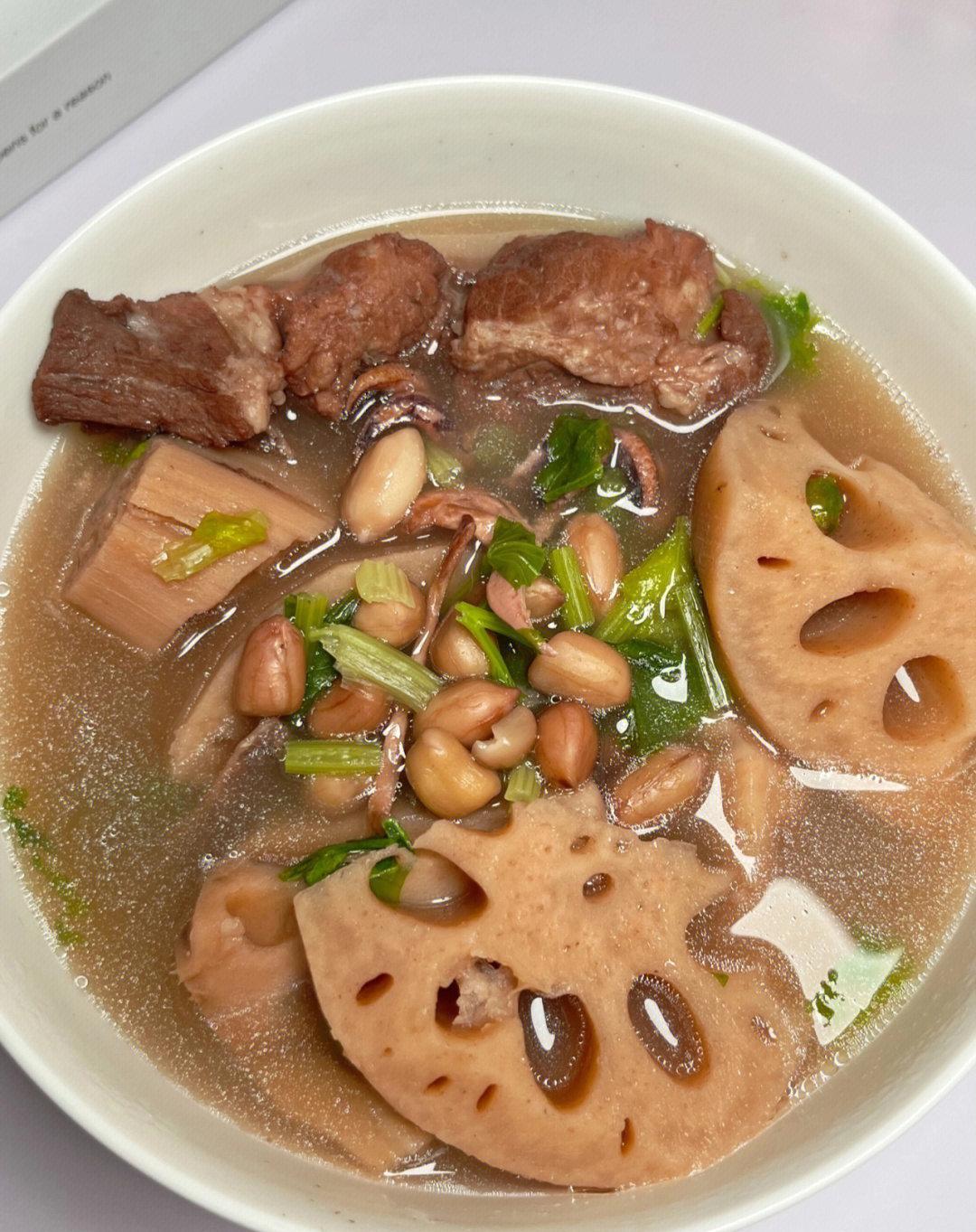 The delicious lotus root cuttlefish pork bone soup is rich in nutrition ...