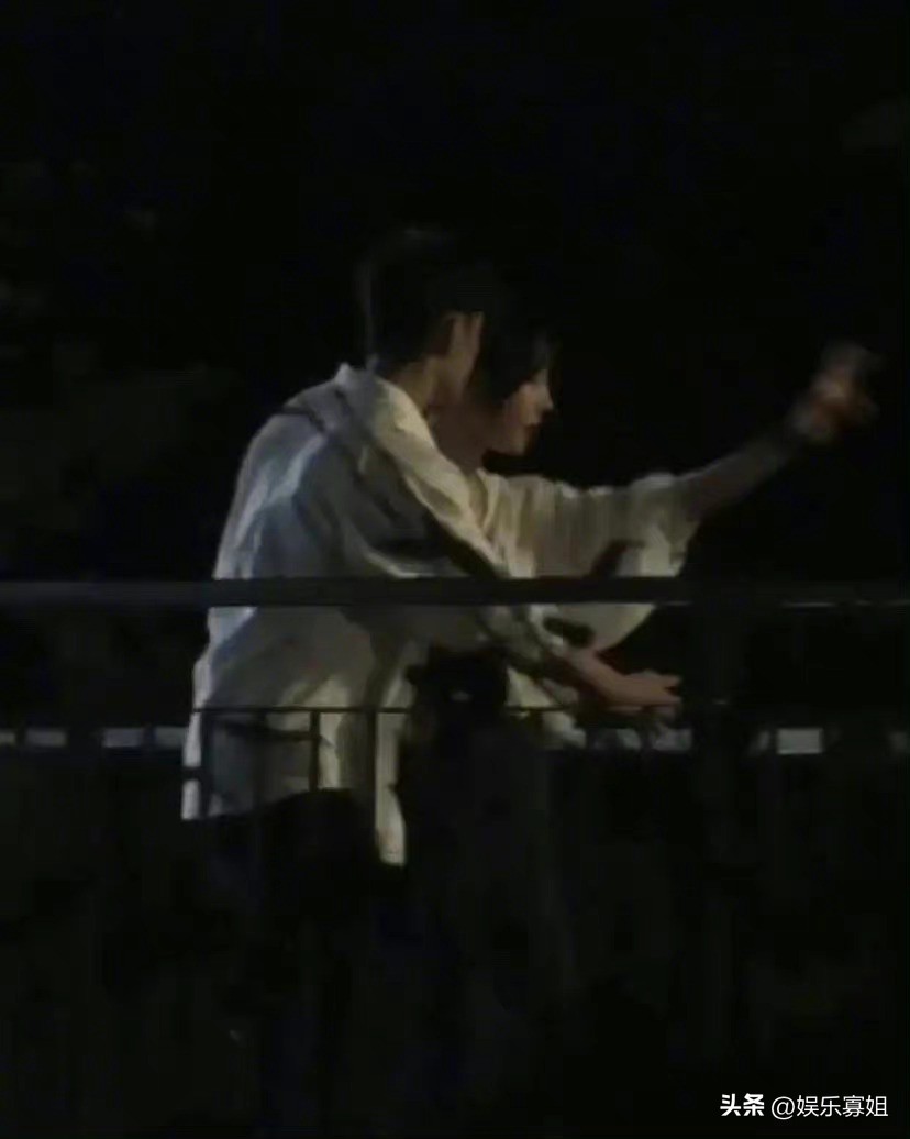 Xiao Zhan and Bai Baihe's "The Sun With Me" is the same frame as ...