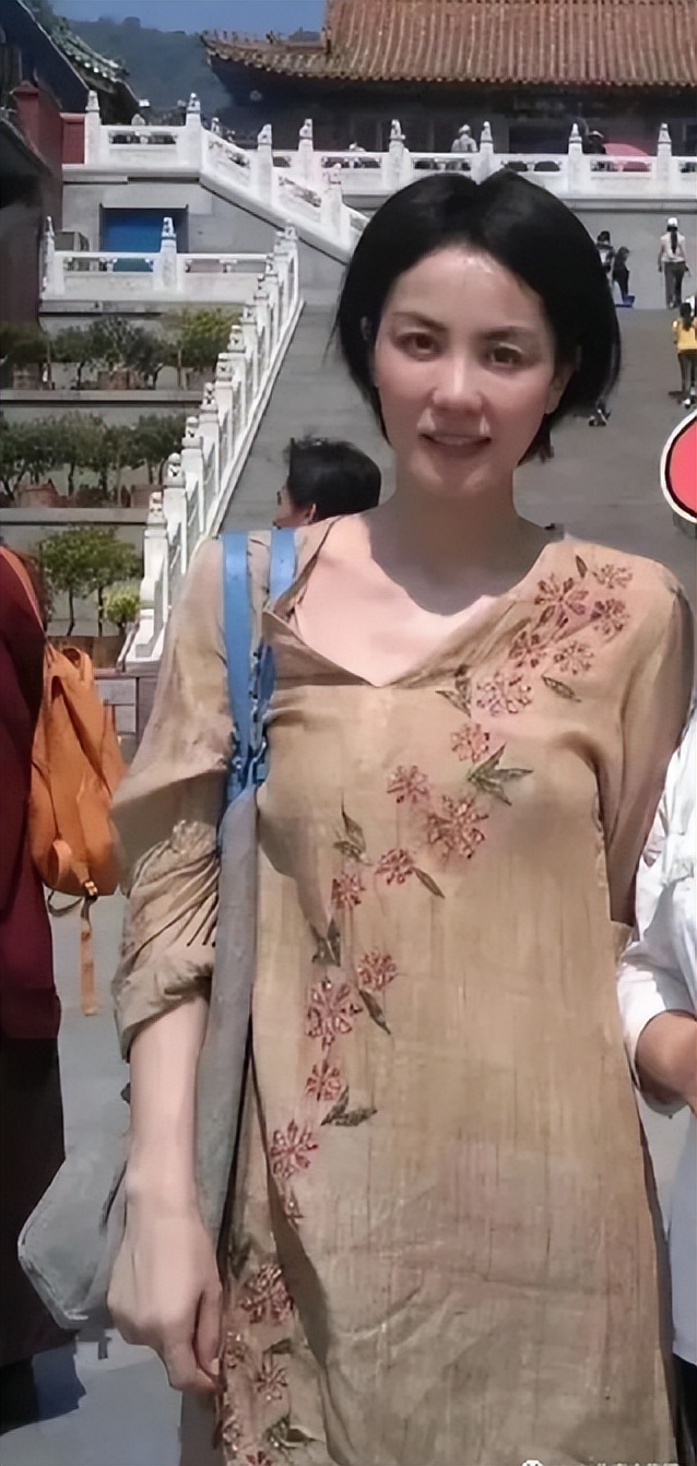 Faye Wong under the lens of passers-by has smooth and delicate skin ...