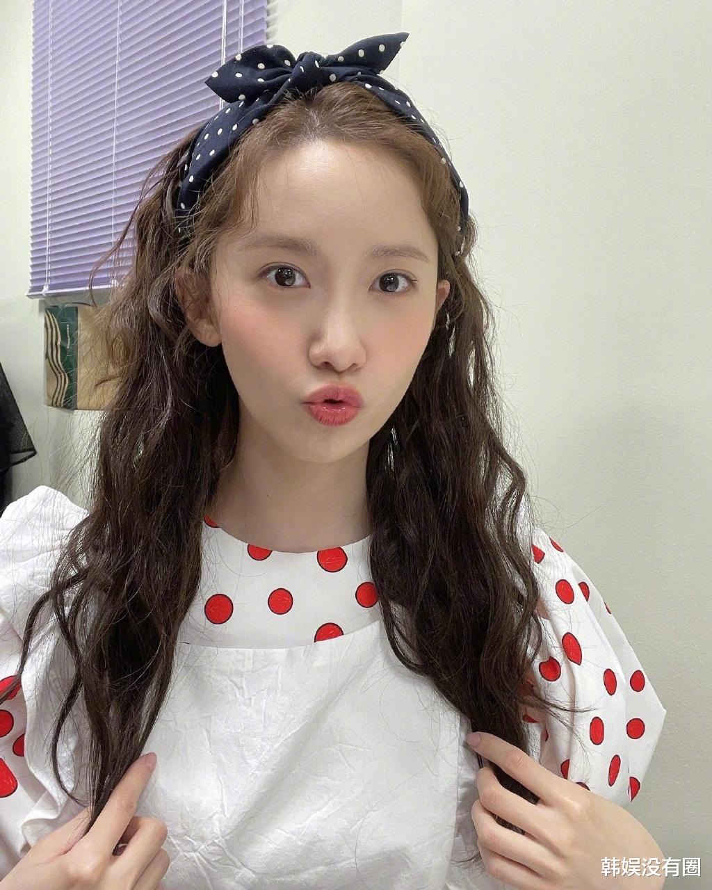 Is it a doll?Girls' Generation's Lin Yuner posted cute private photos ...