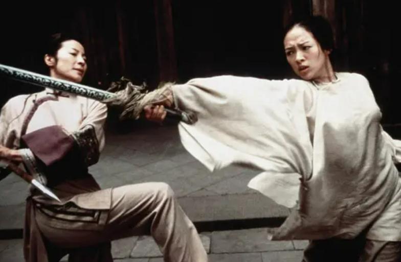 Michelle Yeoh fell into the pool in shorts!A pair of long legs are full ...