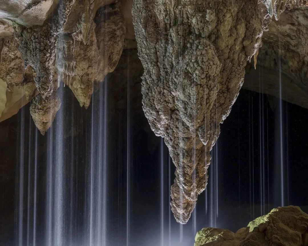 Hundreds of meters deep into the ground, he brought back these photos ...